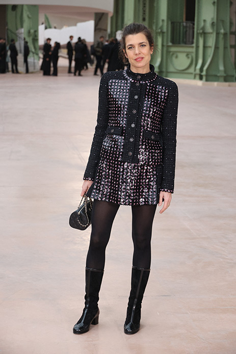 Charlotte Casiraghi illumina la sfilata di Chanel: look-gioiello e ...