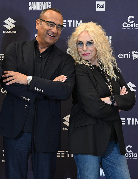 Antonella Clerici, primo look di Sanremo 2025, occhiali scuri e jeans ...