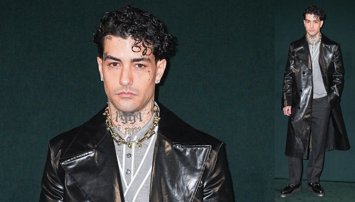 Tony Effe con la collana "vietata" alla Milano Fashion Week 2025