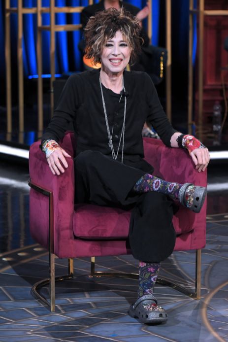 Veronica Pivetti a Splendida Cornice, le Crocs gioiello fanno tendenza
