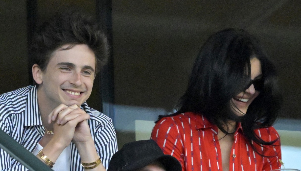 Kylie Jenner e Timothée Chalamet paparazzati, amore sugli spalti del tennis