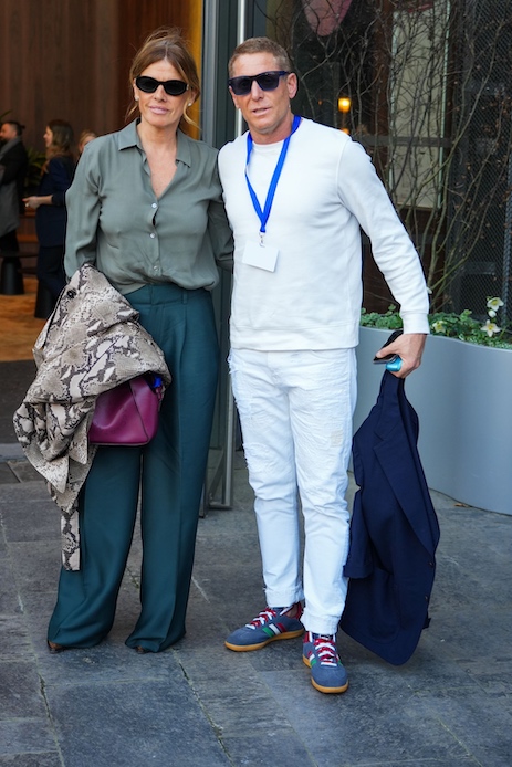 Lapo Elkann e la moglie Joan alla Paris Fashion Week 2025. Il dettaglio delle scarpe tricolore