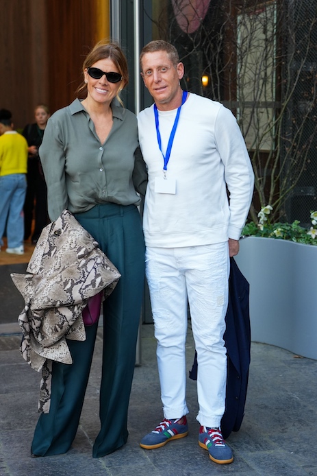 Lapo Elkann e la moglie Joan alla Paris Fashion Week 2025. Il dettaglio delle scarpe tricolore