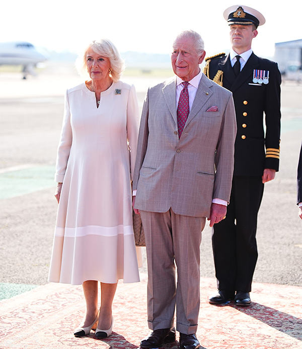 Camilla, il significato segreto dei suoi look in Italia. E i preziosi ...