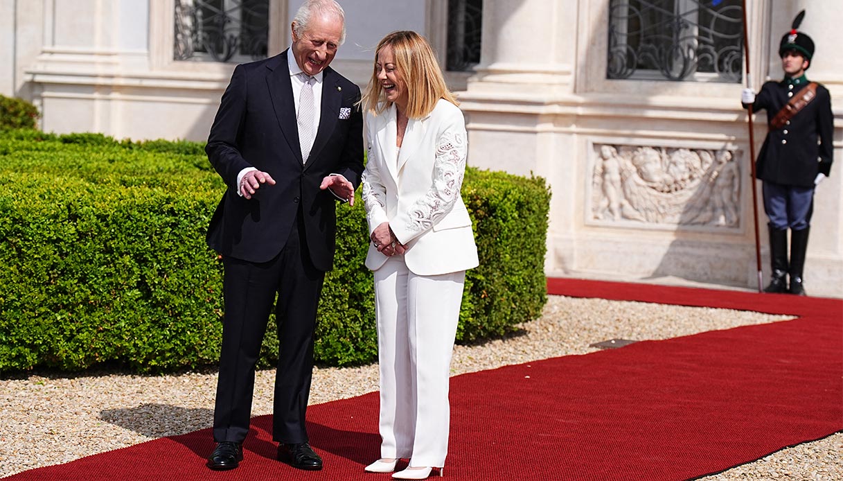 Camilla, il look per il banchetto di Stato. Giorgia Meloni in bianco ...