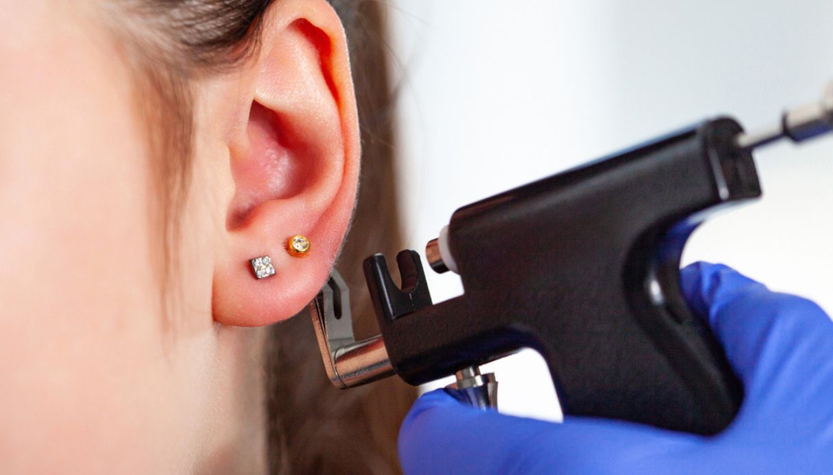 Buchi alle orecchie ai bambini: quando farli, metodi sicuri e cura