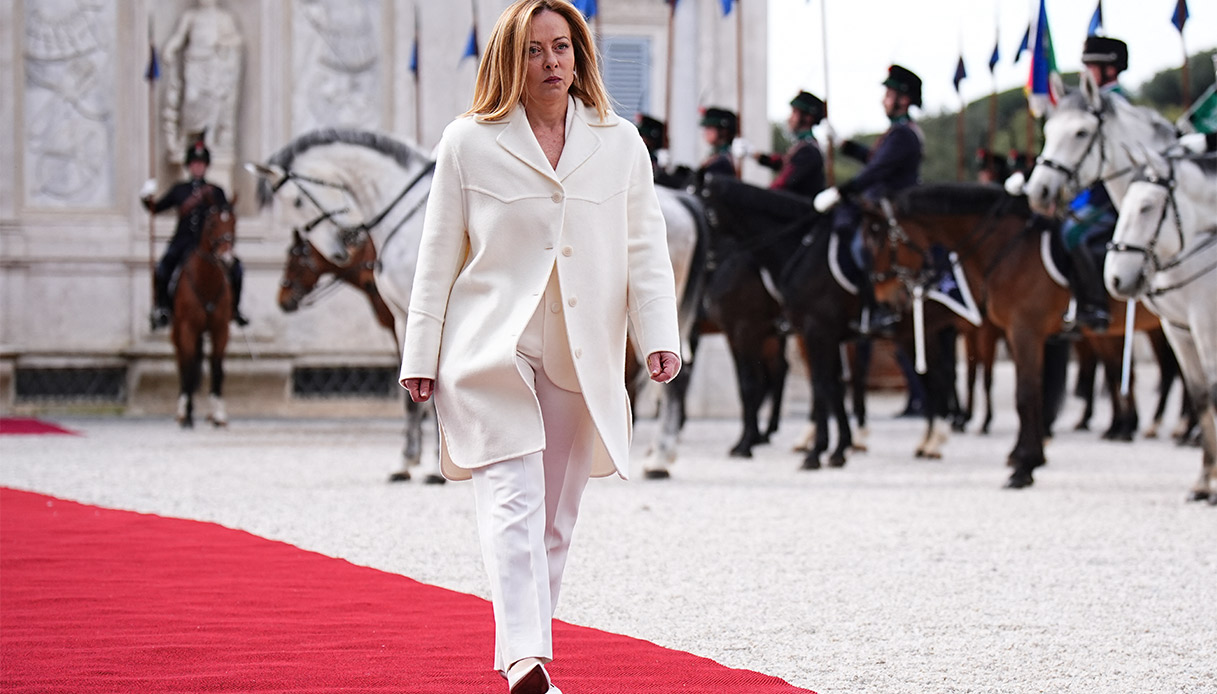 Camilla, il look per il banchetto di Stato. Giorgia Meloni in bianco ...