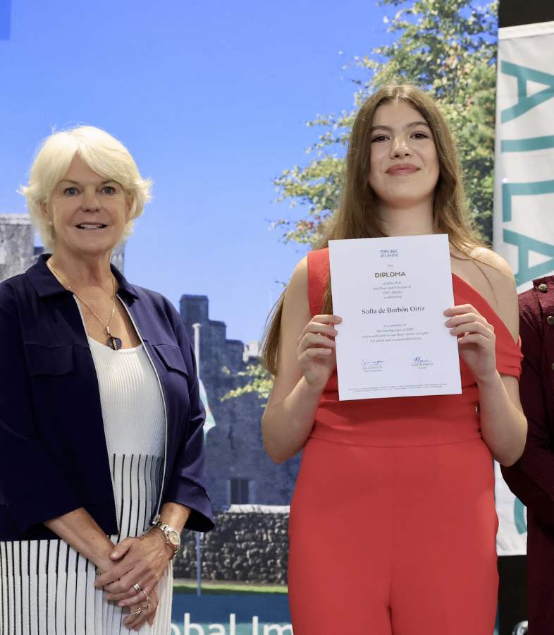 Infanta Sofia si laurea, bellissima in rosso con mamma Letizia di Spagna