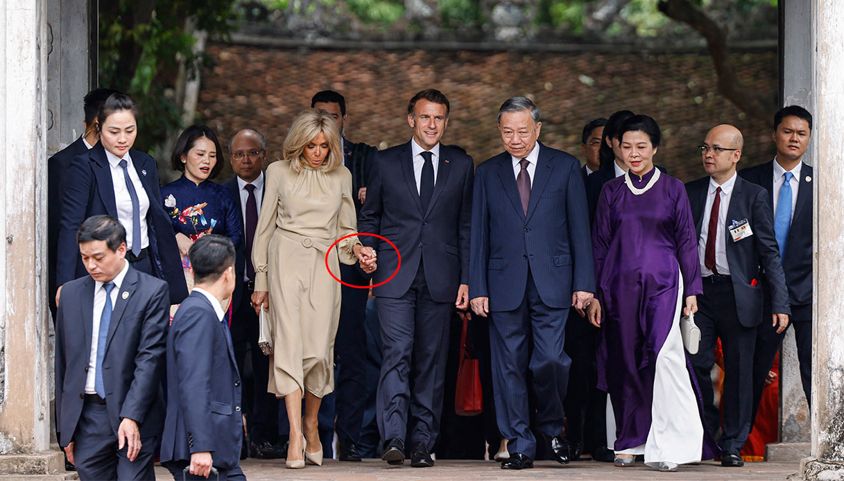 Brigitte Macron schiaffeggia il marito sull'aereo. La replica dell'Eliseo