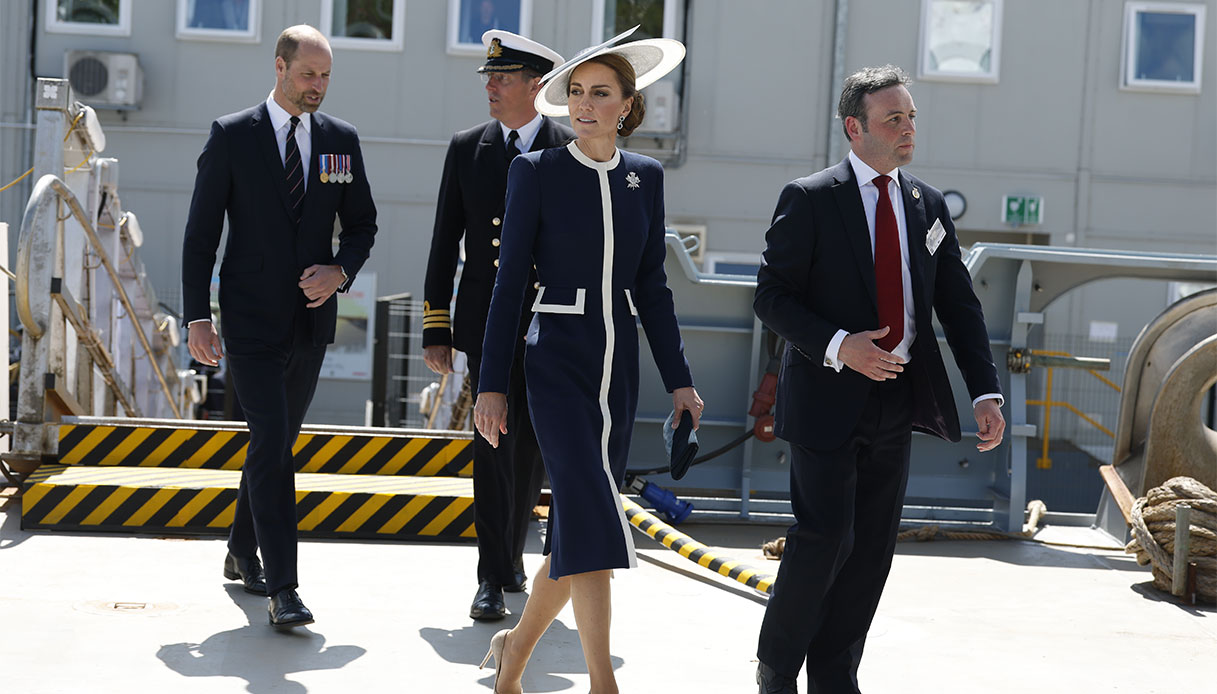 Kate Middleton, sensazionale col look navy e la bottiglia di whisky