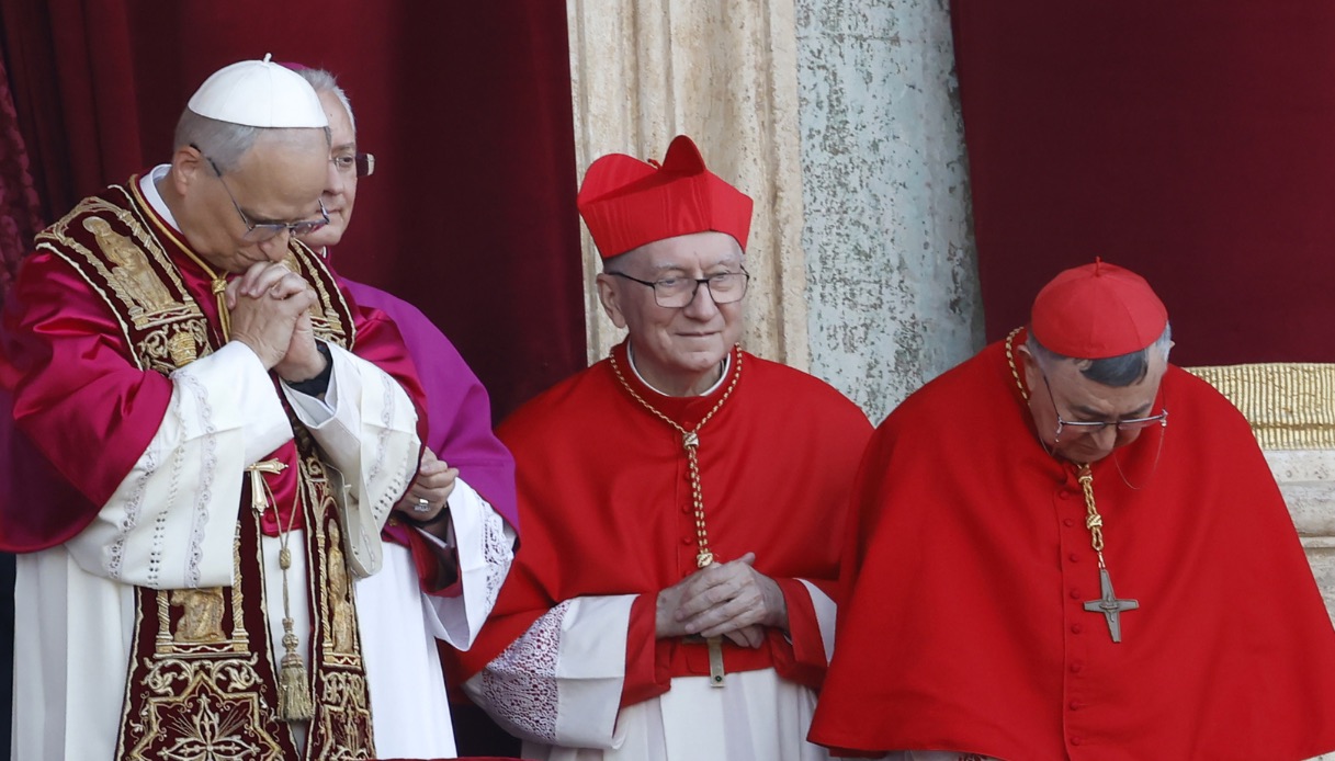 Leone XIV rompe con lo stile di Francesco: mozzetta rossa, stola d’oro ...