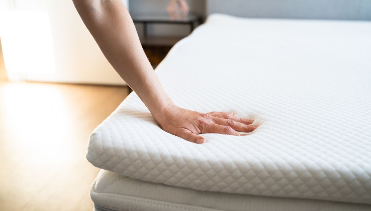 Dormire sulle nuvole: il topper materasso in offerta su Amazon