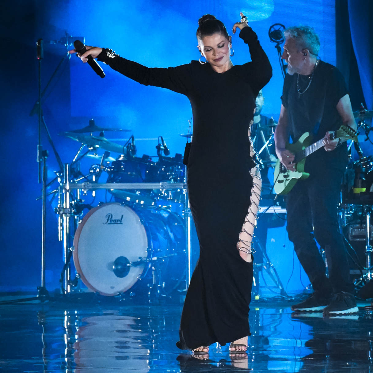 Alessandra Amoroso, bellissima col pancione in concerto: arriva il nuovo disco