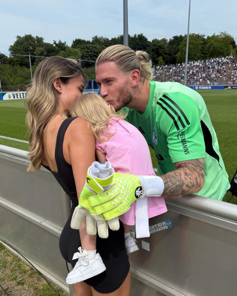 Diletta Leotta, il bikini sensuale color corallo in Germania da Karius