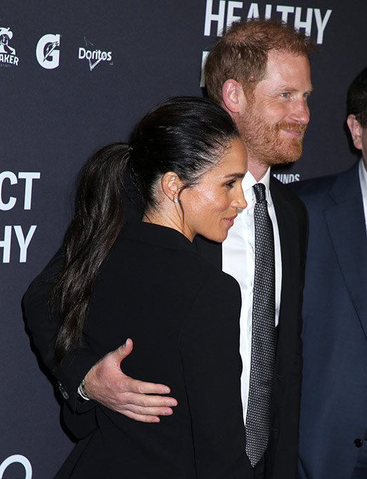 Meghan Markle dopo la figuraccia cambia look ed esce con Harry ma lui non è convinto