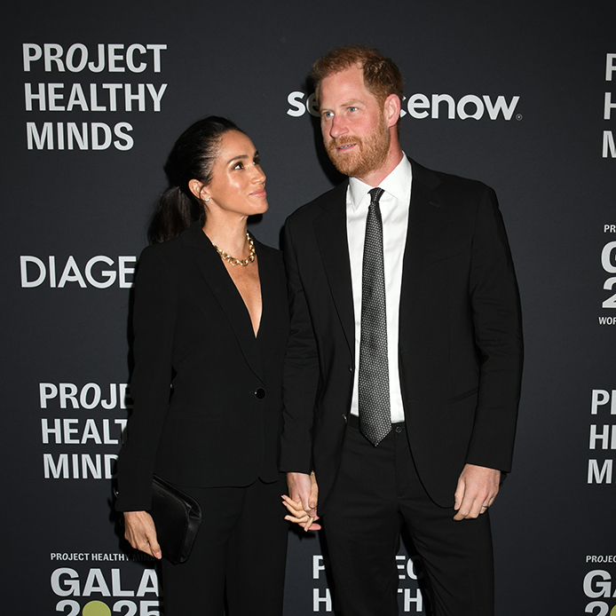 Meghan Markle dopo la figuraccia cambia look ed esce con Harry ma lui non è convinto