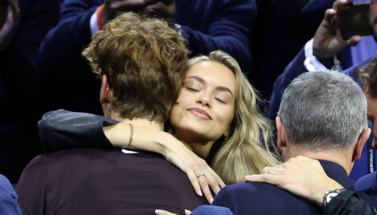 Sinner e la fidanzata Laila Hasanovic: il bacio che non c’è e l’anello che sorprende