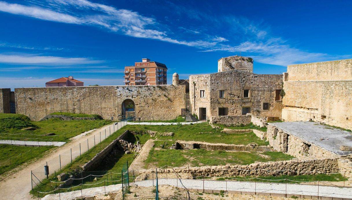 Castello di Lombardia, storia e leggende del maniero siciliano più ...