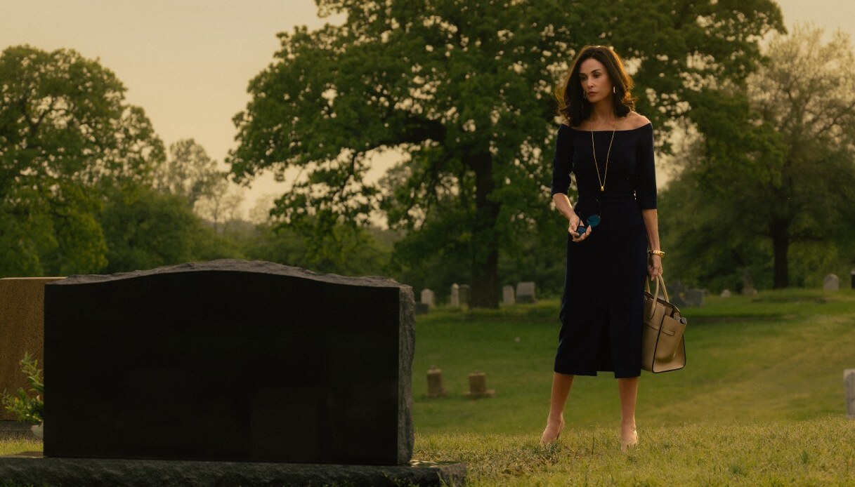 Demi Moore nostalgica, abito rosa baby e capelli medi per Landman 2