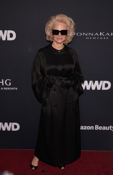 Pamela Anderson stupisce tutti con un nuovo look strawberry blonde