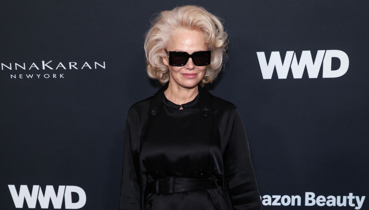 Pamela Anderson stupisce tutti con un nuovo look strawberry blonde